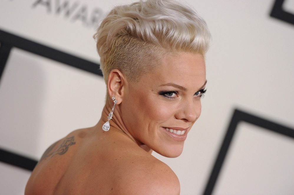 Coiffure people : La chanteuse Pink affiche un rainbow hair